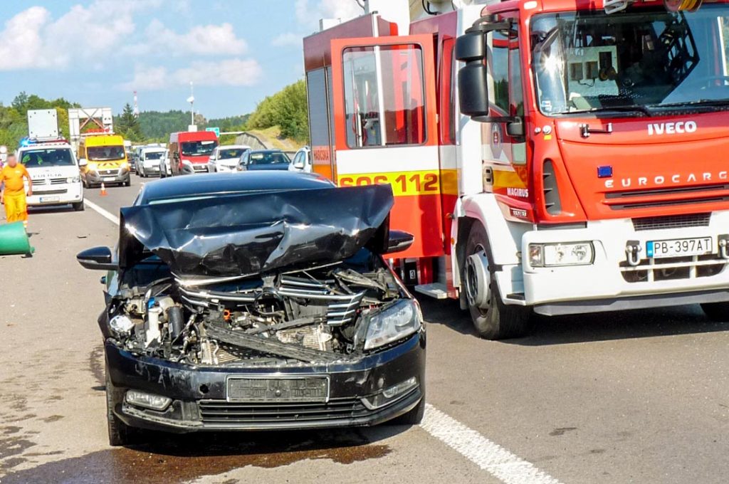 Nehoda kamióna s autom na diaľnici si vyžiadala aj zranenie – Púchov
